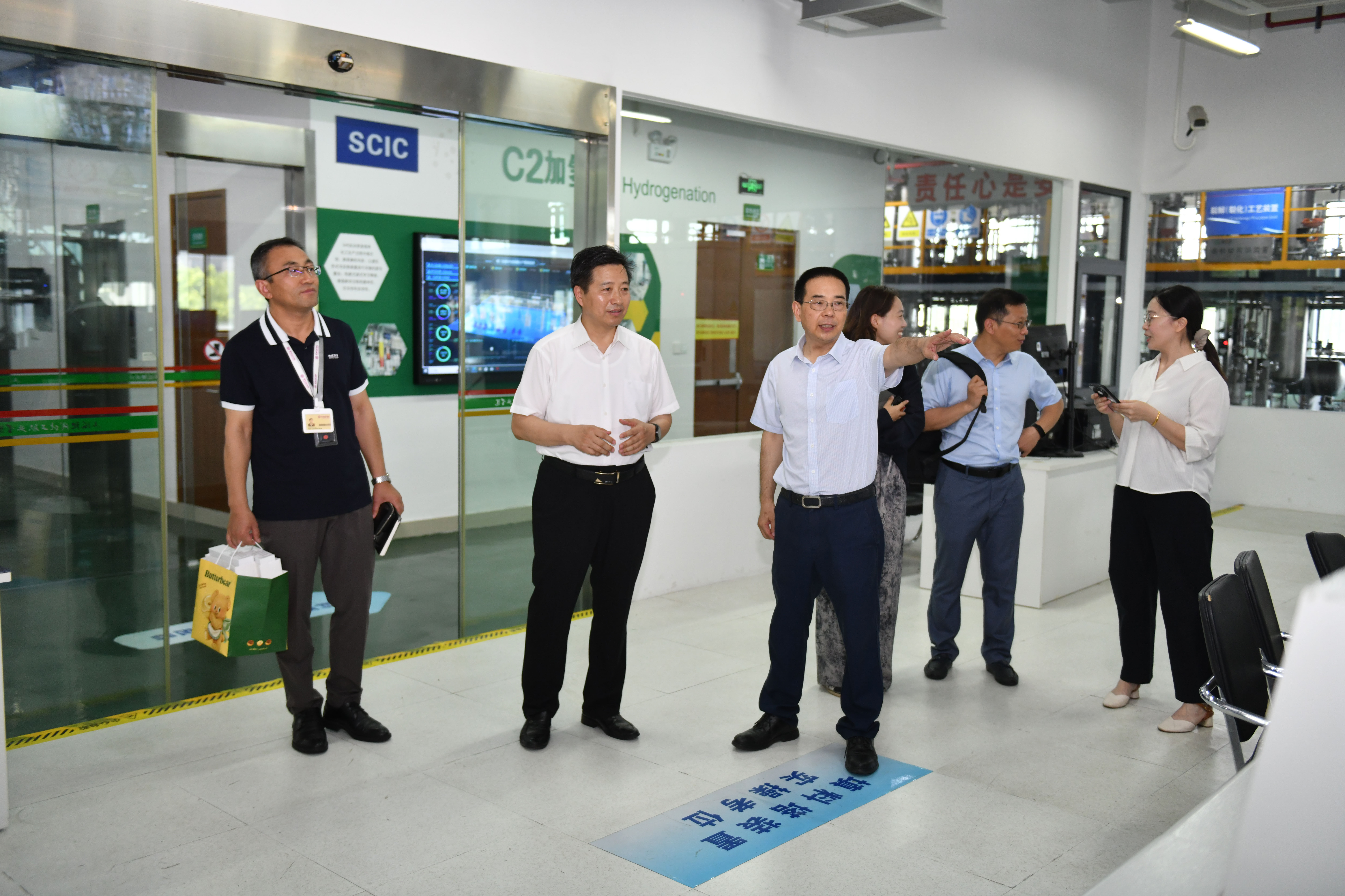 赢创高层来访学校 共商新形势下校企深度合作新策略